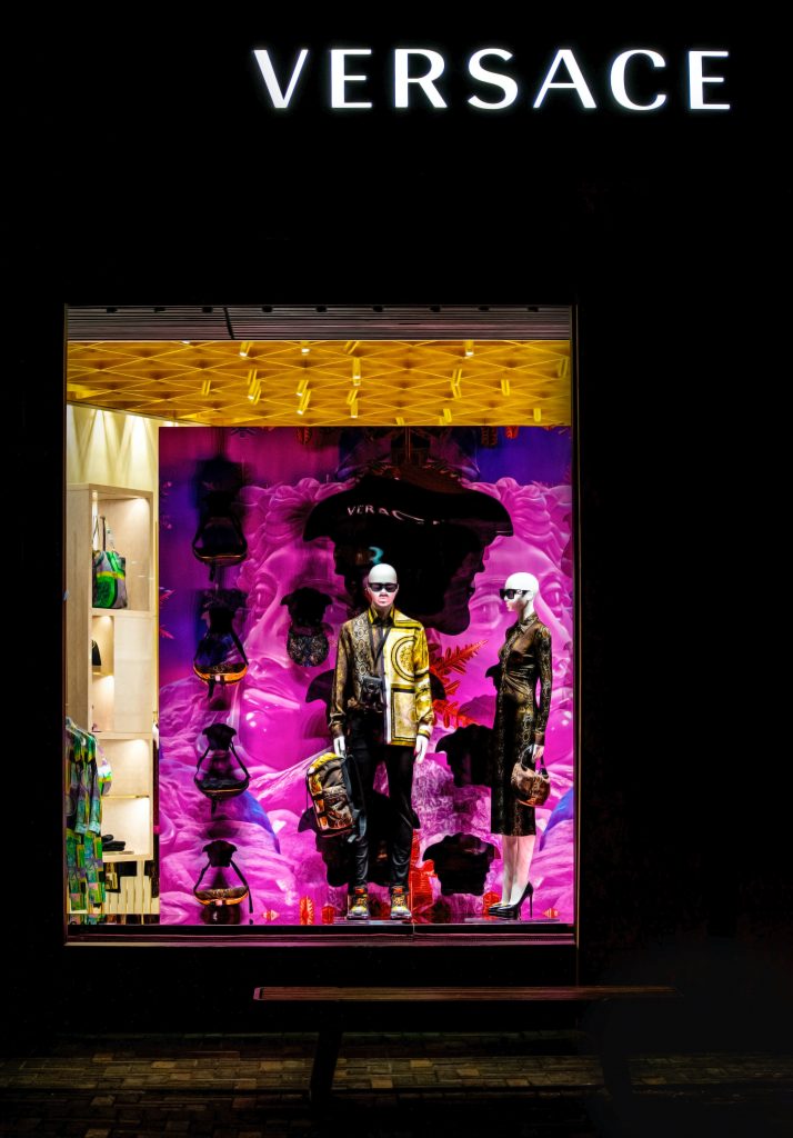 Versace-Window-Display - visualmerchandisinghowto.com