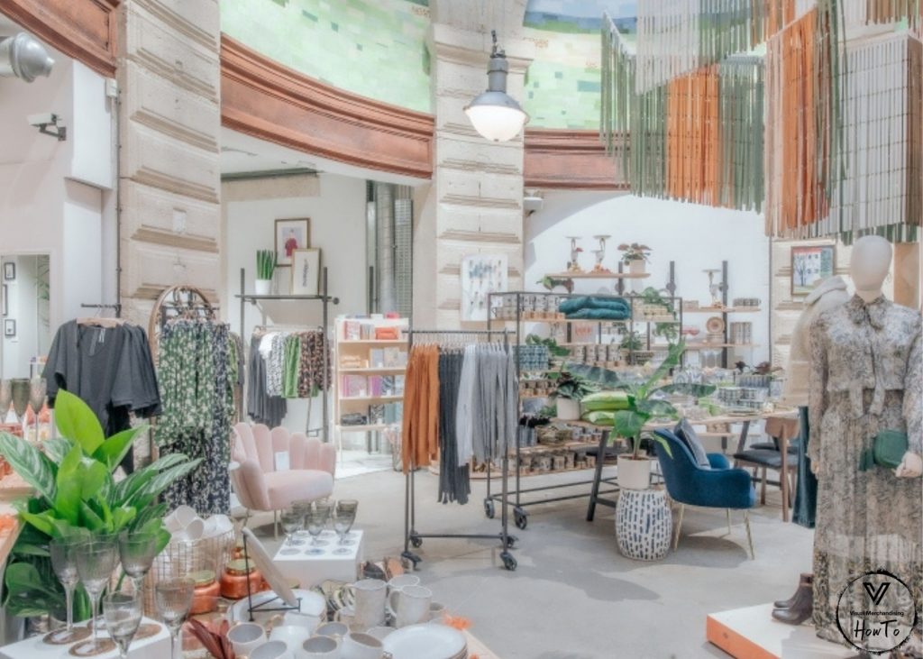 Fall Window Displays - visualmerchandisinghowto.com