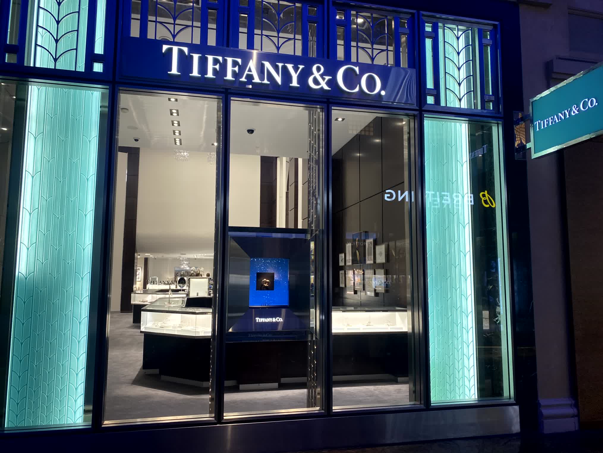 Tiffany & Co. Store Window Display at The Forum in Ceasar's Palace Las ...