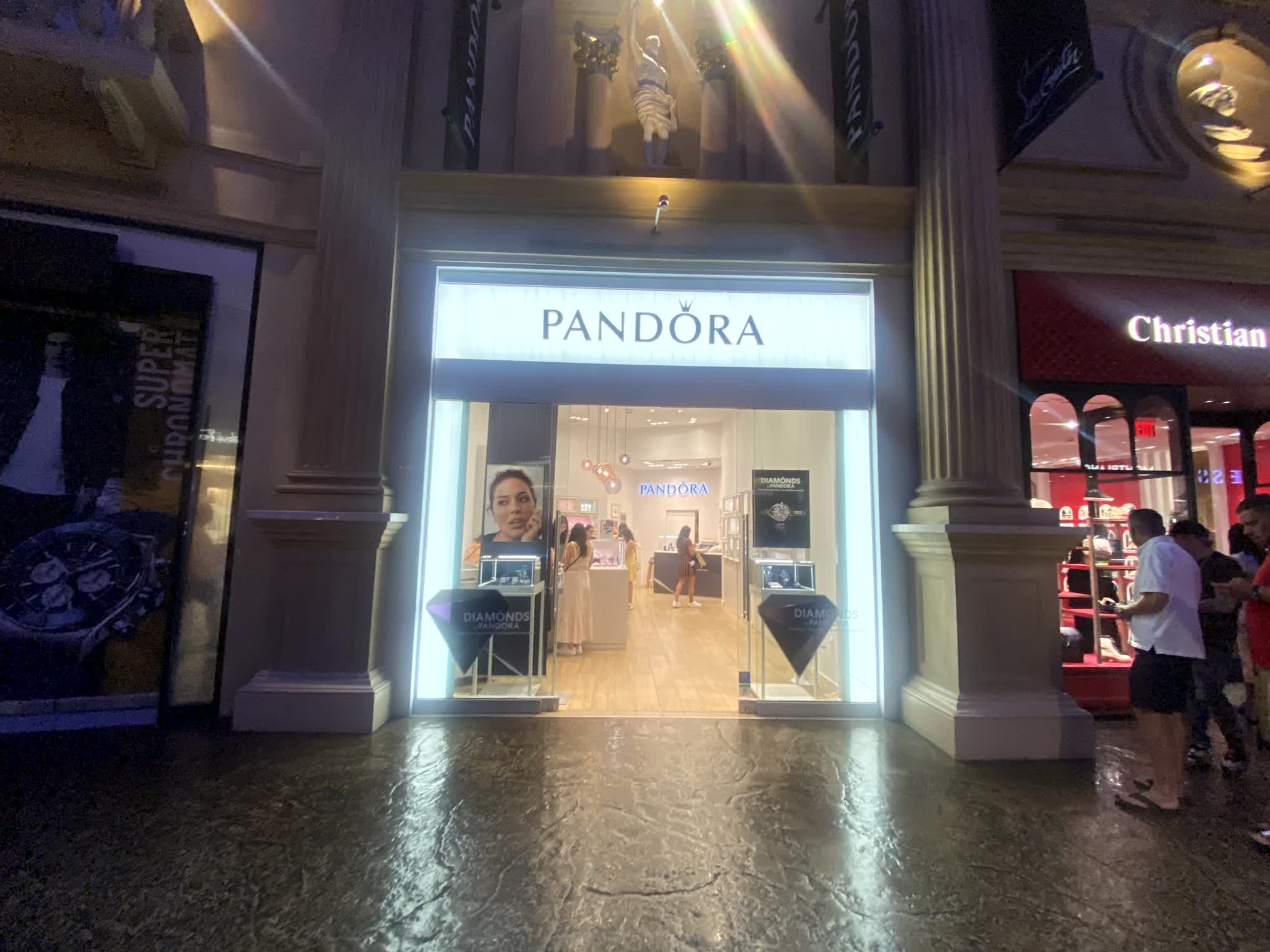 Pandora Store Window Display at The Forum in Ceasar's Palace Las Vegas ...