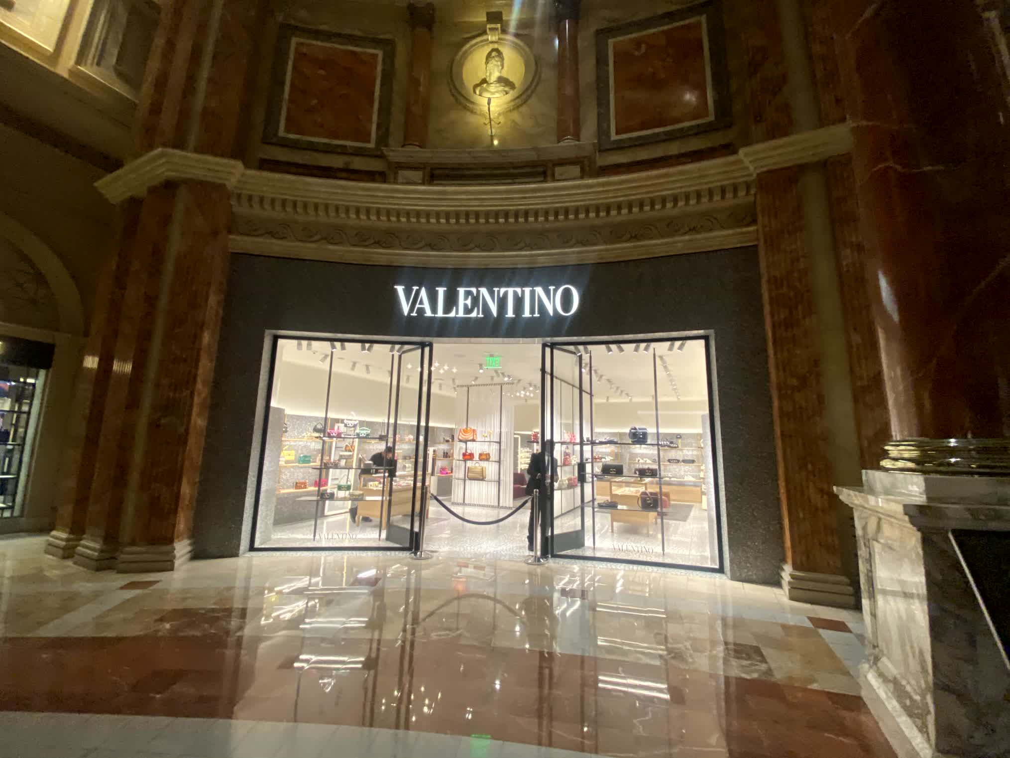 Valentino Store Window Display at The Forum in Ceasar's Palace Las ...