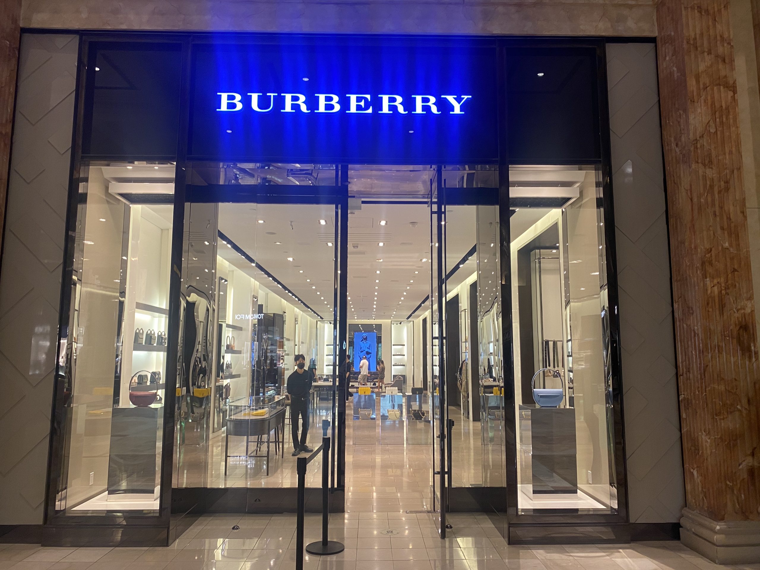 Burberry Store Window Display at The Forum in Ceasar's Palace Las Vegas ...